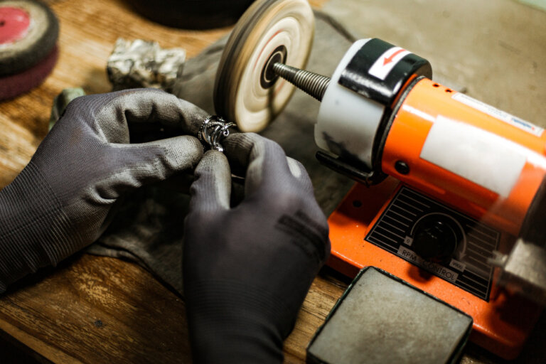 The Art of Jewelry Polishing: A Guide to Professional Finishing ...